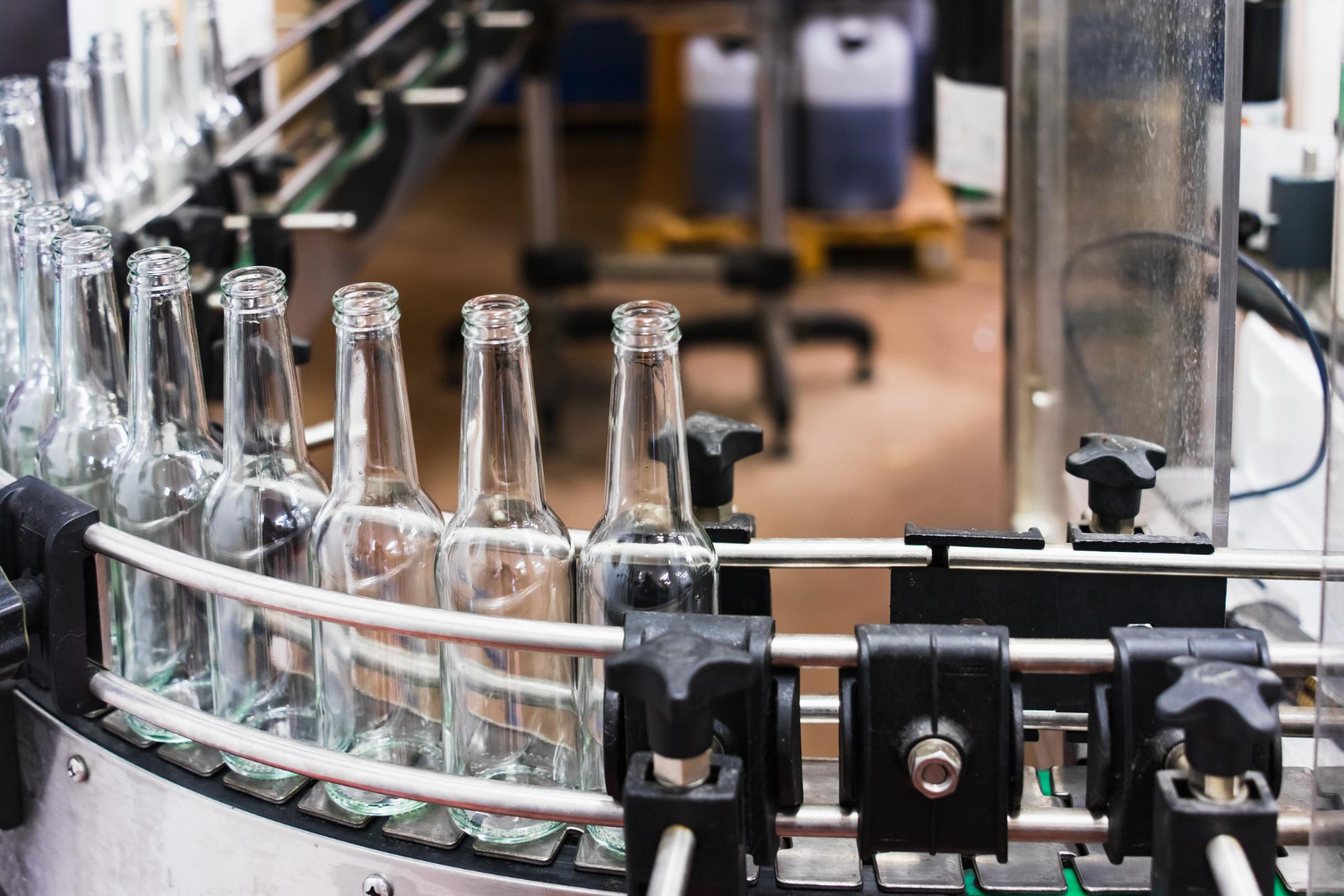 La fabricación de bebidas: procesos y equipos clave - Gargil Suministros